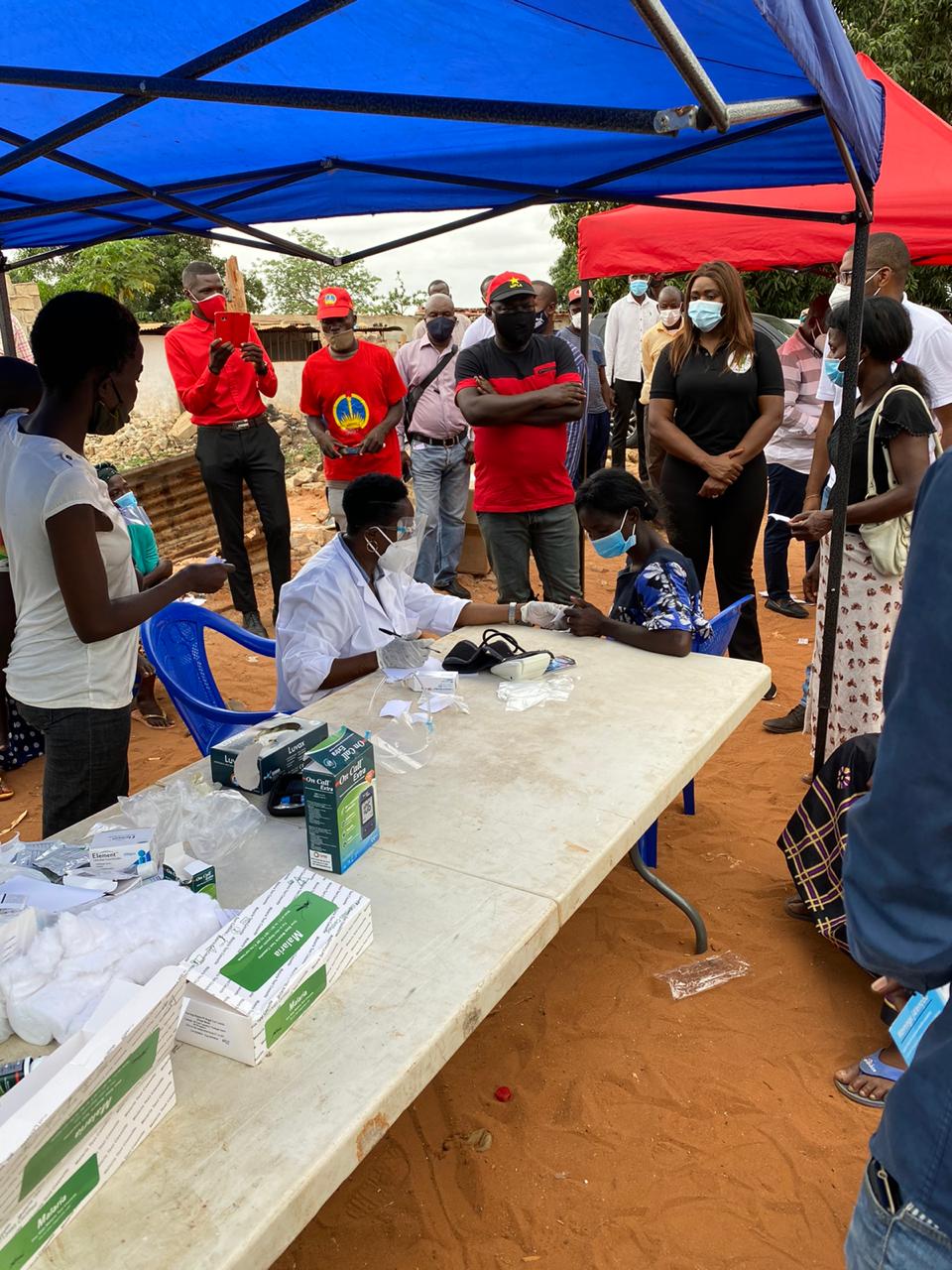 MPLA leva medicamentos e cesta básicas às populações no Bairro Santa ...